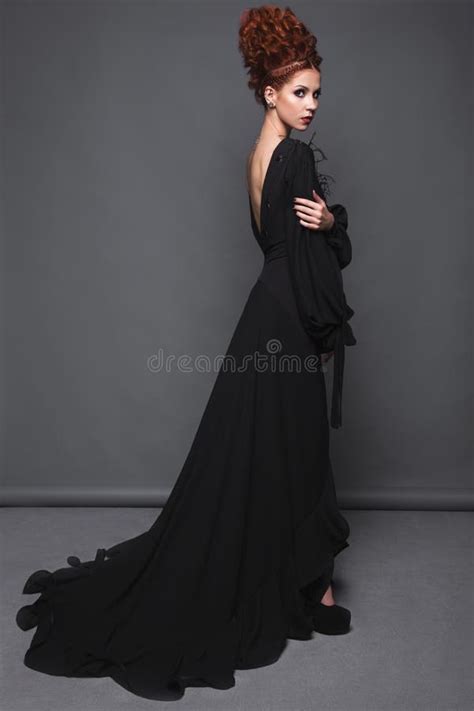 Bella Ragazza In Vestito Da Sera Con Le Acconciature Allavanguardia