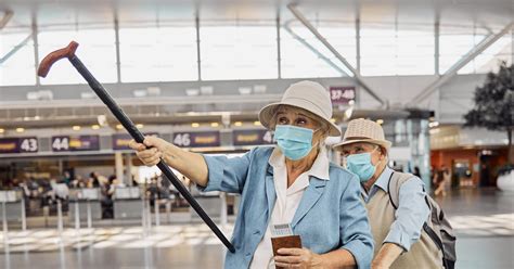 공항에서 수하물 카트에 지팡이를 들고 여자를 몰고 가는 남자 사진 Unsplash의 남자와 여자 이미지