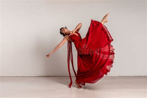 Bailarina Con Un Vestido Rojo Volador Bailarina Bailando Sobre El