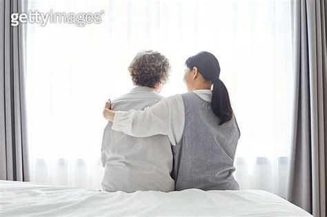 노인여자 성인여자 노인문제 요양원 양로원 간호조무사 간호사 간병인 의료계종사자 의료봉사 사회복지