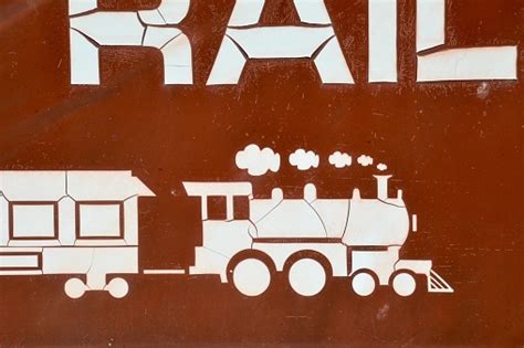 빈티지 브라운 철도 교차 표지판 증기 기차와 그것에 캐리지를 벗 겨 페인트 0명에 대한 스톡 사진 및 기타 이미지 0명 개념 개념과 주제 Istock