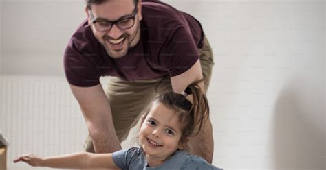 우리가 함께 할 때 너무 재미 있고 행복합니다 아버지와 딸이 집에서 즐거운 시간을 보내고 있습니다 사진 Unsplash의 라이프 스타일 이미지
