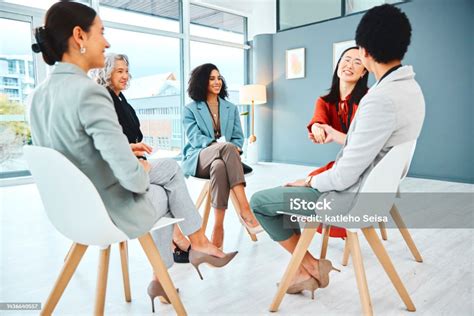 사무실에서 팀 빌딩 워크샵을하는 동안 회사에 감사하고 악수하고 직원을 환영합니다 B2b 비즈니스 여성과의 다양성과 팀워크 협업