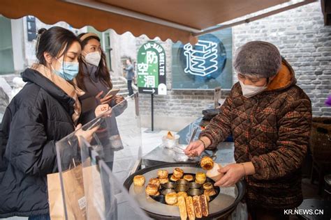 中 충칭 맛있는 간식 즐기는 관광객 Xinhua