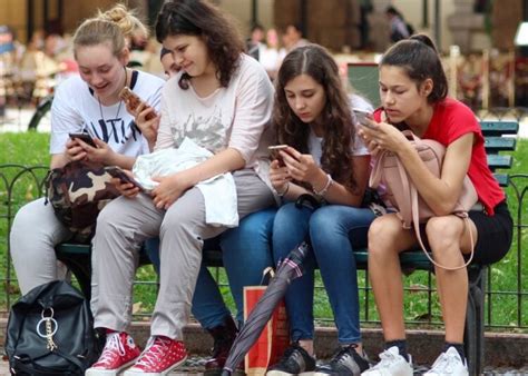 Qué significa tener el móvil en silencio y no mirarlo mientras se habla con alguien según la