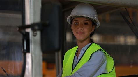 녹색 안전 조끼를 입은 여성 물류 창고 직원이 공장 내 철로에서 기계 프로토타입을 시험 운전하고 있습니다 개발에 대한 스톡 사진 및 기타 이미지 Istock