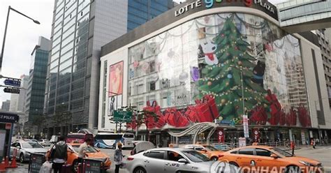 롯데백화점 외벽 장식한 크리스마스 트리