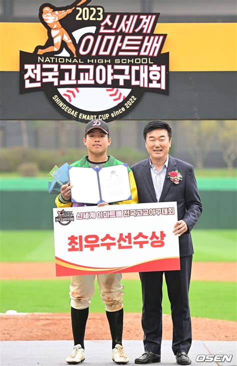 사진 덕수고 백준서 우승 이끌며 최우수선수상