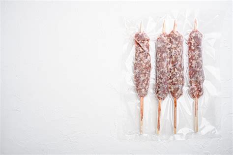 진공 팩에 터키어 요리 되지 않은 Shish 다진 고기 Kofta 흰색 돌 테이블 배경에 상단 보기 평면 누워 텍스트에 대 한