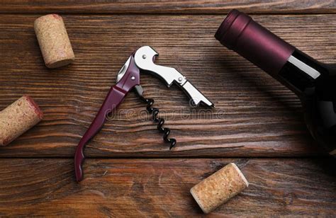 Botella De Vino De Corcho Y Tapones Sobre Mesa De Madera Tendedero
