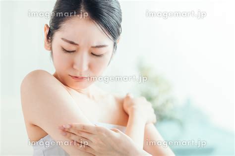 美容・スキンケア・保湿・ビューティー（腕・困る 日本人 女性 人物）の写真素材 267633449 イメージマート