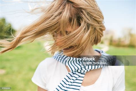 금발 머리를 날 려와 함께 낭만적인 행복 여성 Portait 가까이는 날씨와 맑은 날 밖에 서 즐길 수 있습니다 공원에서 얼굴에