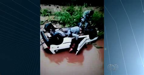 G1 Vídeo Mostra Resgate De Ocupantes De Carro Que Caiu Em Córrego Em