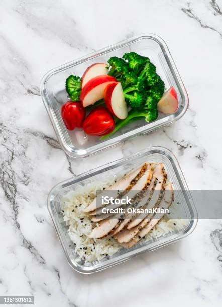 건강한 도시락 쌀 브로콜리 토마토 사과를 곁들인 치킨 파스트라미가 밝은 배경 최고 전망 건강한 식생활 방식 개념 도시락에 대한