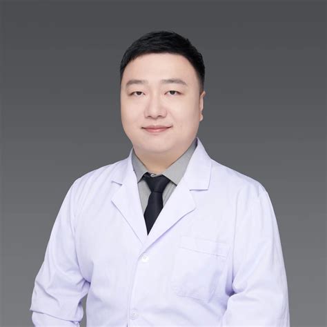 症状及患病时长 然后症状就是嘴角会时不时抽动偶尔会眨眼睛肩膀有时候也会往上一动一动 嗓子里一直发出嗯这种声音没有干咳嗽那种 患病时长大约