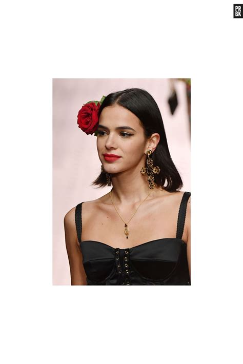 Foto Bruna Marquezine usou o vestido preto acessórios mais pesados