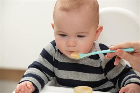 Madre Alimentación Bebé Con Cuchara Foto Premium