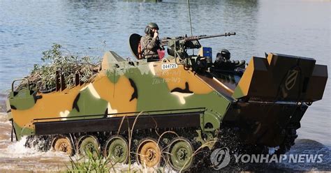 남한강 건너는 K200 장갑차