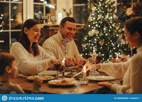 Gelukkig Gezin Met Kinderen Geniet Van Kerstdiner Terwijl Ze