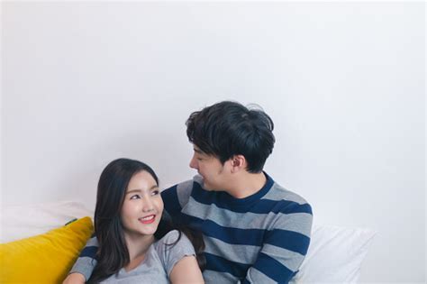 사랑스러운 매력적인 젊은 아시아 미소 커플 남자와 여자 행복한 포옹 또는 낭만적 인 순간에 포옹 따뜻한 심장 결혼과 연인 의