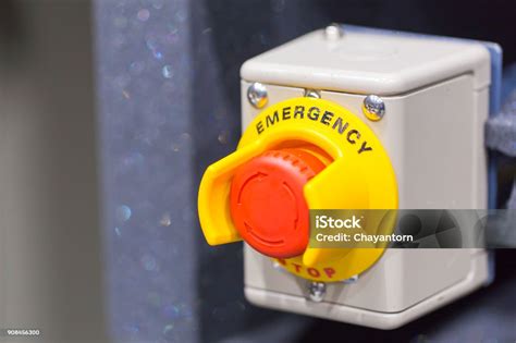 핸드 빨간색 긴급 버튼 또는 정지 버튼을 누르면 산업 기계 안전에 대 한 Emergeny 정지 버튼을 중지 합니다 공장 산업