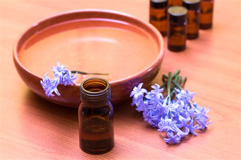 히아신스 꽃과 에센셜 오일 병과 물 한 그릇이 특징인 아로마테라피 컨셉 0명에 대한 스톡 사진 및 기타 이미지 0명 건강관리와 의술 꽃 식물 Istock