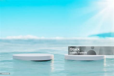 푸른 하늘과 흰 구름 추상적인 배경이 있는 해변에서 제품 디스플레이 프레젠테이션을 위한 복사 공간이 있는 3d 연단 열대 여름과