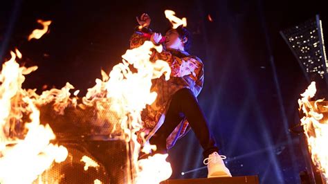 華晨宇“2020湖南衛視跨年演唱會”獻唱《好想愛這個世界啊、七重人格、新世界》全程（咪咕專寵視角版）202011【hua Chenyu
