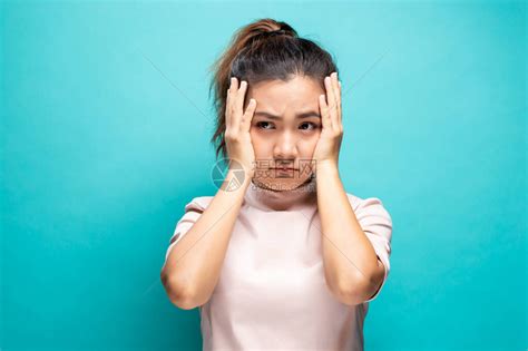 患有头痛的女人高清图片下载 正版图片504417577 摄图网