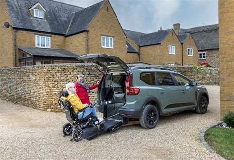 Dacia Jogger TPMR En Famille Avec Une Chaise Roulante Moniteur