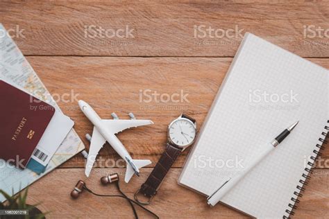 여행 액세서리 의상 Triptravel 계획 개념을 위해 준비된 여행지도의 비용 0명에 대한 스톡 사진 및 기타 이미지 0명 Brand Name Smart Phone