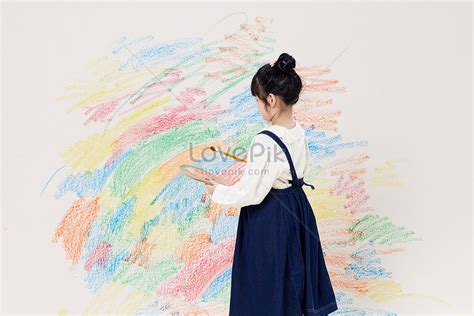 벽에 그림을 그리는 귀여운 소녀 사진 무료 다운로드 Lovepik