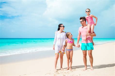 Familia Feliz En La Playa Durante Las Vacaciones De Verano Foto Premium
