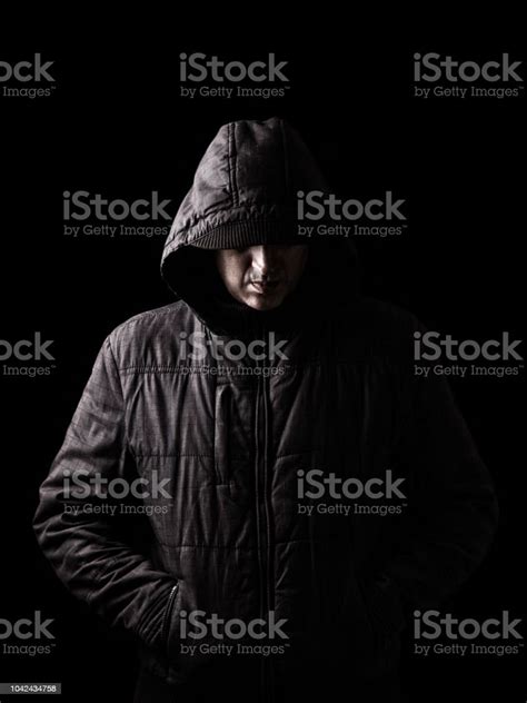 무 섭 고 소 름 백인 또는 흰색 남자 얼굴와 정체성 후드와 함께 숨겨진 그림자에 숨어와 서 어둠 속에서 깡패에 대한 스톡 사진 및 기타 이미지 Istock