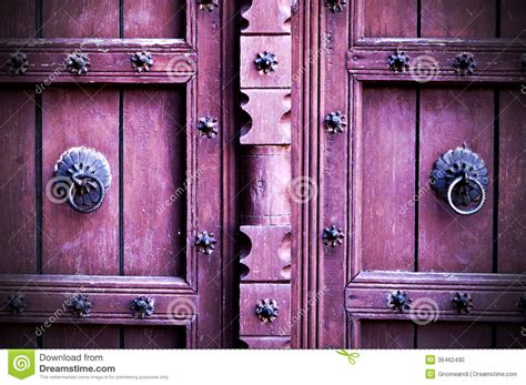 Porte Di Legno Antiche Con Le Manopole Di Porta Dellanello Fotografia