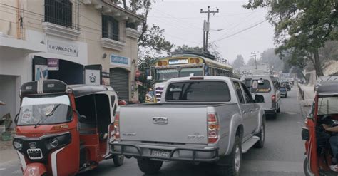 有关交通 人行道 公共交通 公車 北美 危地马拉 商店 嘟嘟車 城市 城市生活 市中心 广告招牌 当地文化 当地的