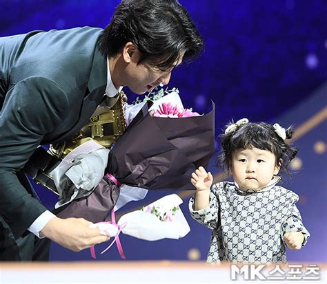 박찬호 골든글러브 수상 ‘귀여운 딸의 축하 Mk포토