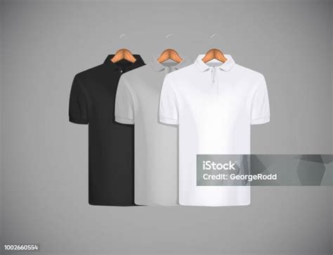 광고에 대 한 남자의 슬림 피팅 짧은 소매 폴로 셔츠 검정 회색 및 흰색 폴로 셔츠 브랜드 나무 옷걸이 절연된 모형 디자인 서식 파일 컬렉션입니다 0명에 대한 스톡 벡터