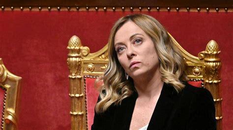 Gefälschte Se Mit Melonis Gesicht Zwei Männer Vor Gericht