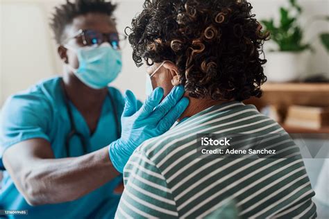 요양원에서 노인 환자를 치료하는 젊은 남성 간호사의 샷 웰빙에 대한 스톡 사진 및 기타 이미지 웰빙 건강 진단 남자