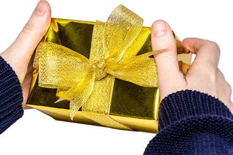 클리핑 패스와 함께 격리 선물 상자를 들고 손 여자 크리스마스 선물 손 고립 된 화이트와의 이미지 겨울에 대한 스톡 사진 및 기타 이미지 Istock