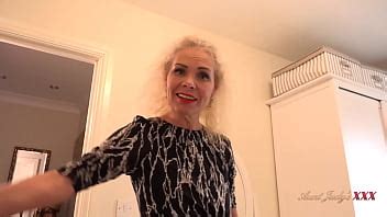 Tu sexy madrastra británica Francesca te ayuda a sentirte mejor después