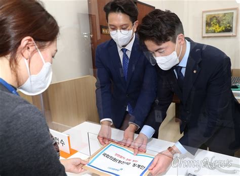 더불어민주당 오영환 원내대변인오른쪽과 전용기 원내대 오마이포토