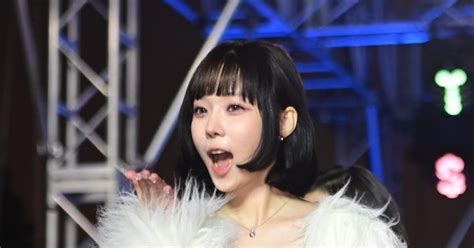 에스파 윈터 귀여운 손뽀뽀 [포토]