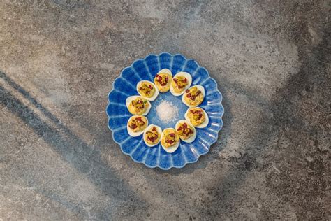 Norsk Hval Deviled Eggs Med Crispy Hval Og Oliven