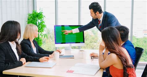 사무실 테이블에 녹색 스크린 크로마 키 Tv 또는 컴퓨터가 있는 회의실의 비즈니스 사람들 화상 회의에서 만나는 사업가와 사업가의 다양한 그룹 사진 Unsplash의