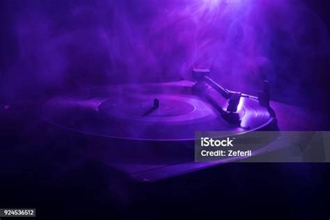 턴테이블 비닐 레코드 플레이어입니다 디스크 자키에 대 한 레트로 오디오 장비입니다 Dj 믹스 음악 재생을 위한 소리 기술 비닐 레코드 불타는 화재 배경에 재생 되 고 Dj에