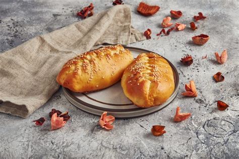 Пирожки с луком и яйцом: рецепт от Шефмаркет