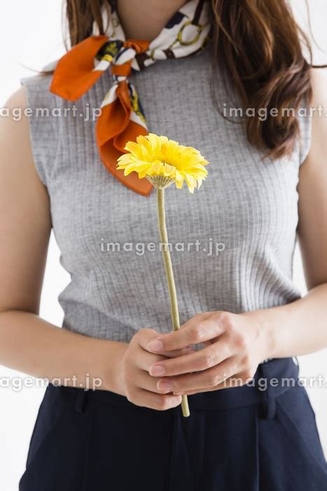 花を持つ女性の写真素材 35251926 イメージマート