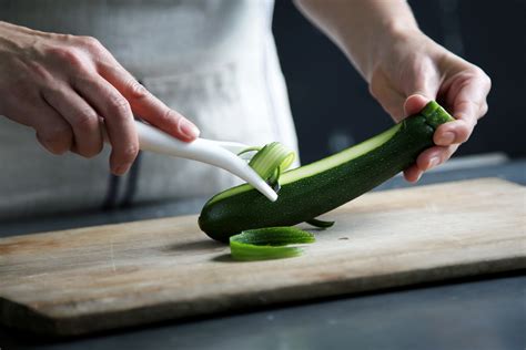 무료 이미지 식품 서양 호박 야채 부추 식물 도마 손 성분 여름 스쿼시 요리 레시피 조리 완전 채식주의
